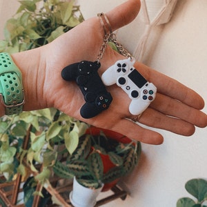 Game Controller Keychain 6 Colors Video Game Controller Keychain ...