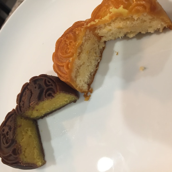 8pcs Chocolate Momoyama Mooncake With Egg Yolk Custard 50g Each (over ...