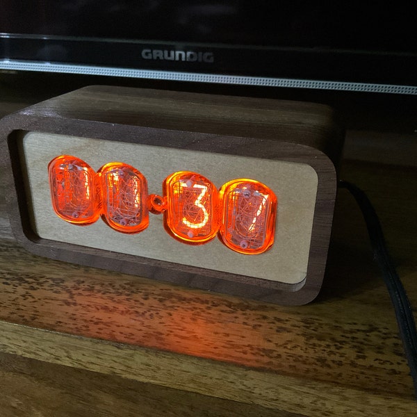 Nixie Tube Clock: Walnuss & Ahorn, Retro Moderne Tischuhr, Made in USA ...