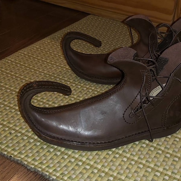 Poulaines With Distinctive Curved Points - Etsy