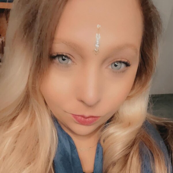 10 Round Premium Bindis With Crystals. Pretty Fancy Bindi Face Jewels ...