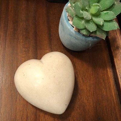 Natural Hand-carved Heart Stone Paper Weight Wedding Favors Anniversary ...