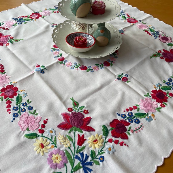 Hand Embroidered Tablecloth With Daisy, Hand Embroidered Daisies ...