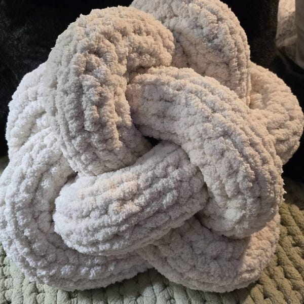 Knot Pillow Pattern • Beginner DIY Video Tutorial + PDF • Finger Knit ...