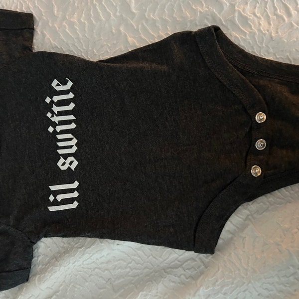 Lil Swiftie (white Text) One Piece Bodysuit Tswift, Taylor, Baby Boy ...