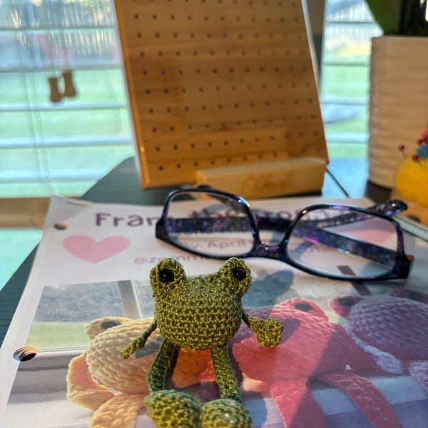 Frank the Froggy Crochet Pattern- Frog With Floppy Legs and Arms - Etsy