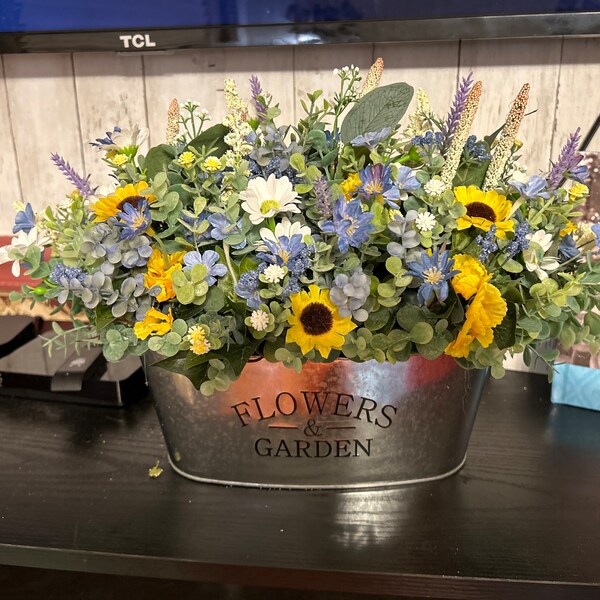 Elegant Dining Table Centerpiece, Round Table Top Floral Arrangement ...