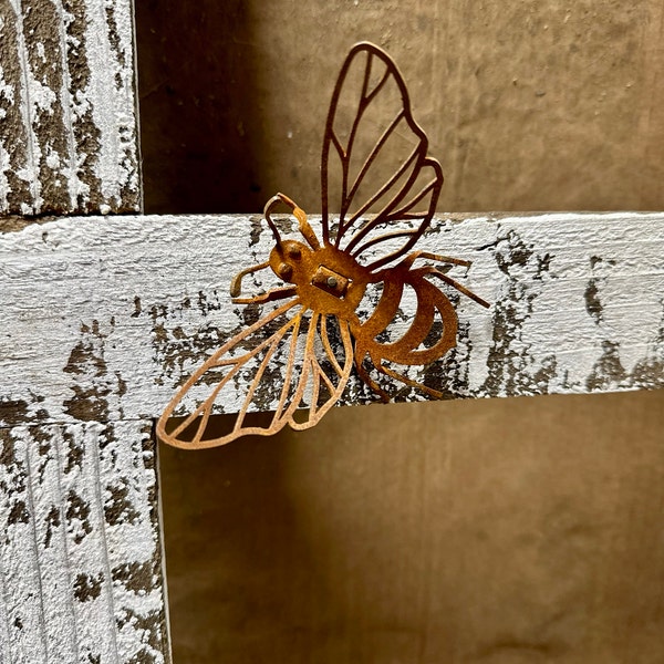 Cute Bee Yard Sculpture - Rusty Metal Art for Garden Decor - Plant Pot ...