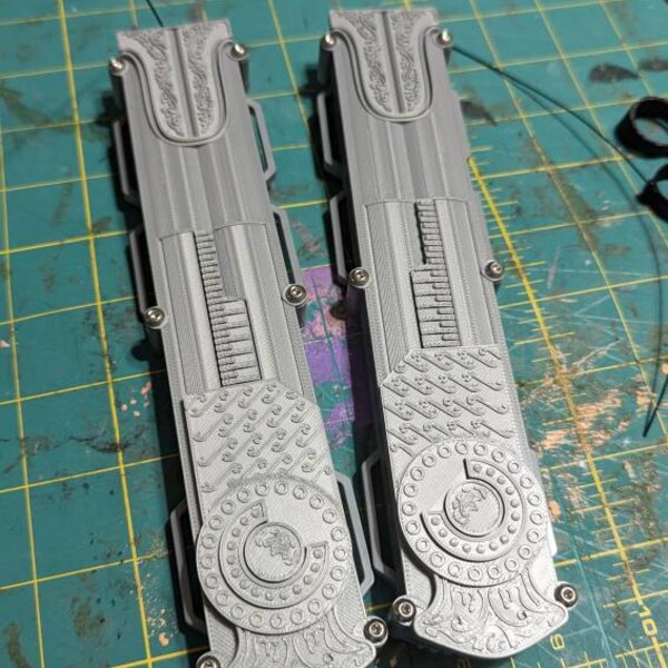 V2 Assassins Dual Brotherhood Ezio Auditore Hidden Blades Grey Pair