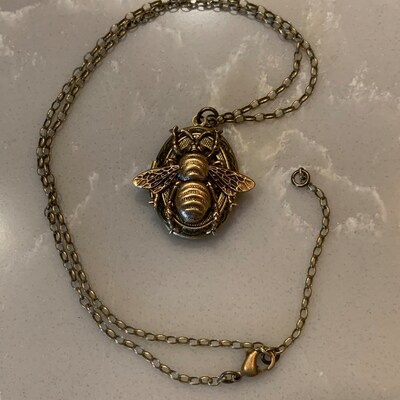 Bold Bee Locket Vintage Inspired Unisex Locket Insect Jewelry - Etsy