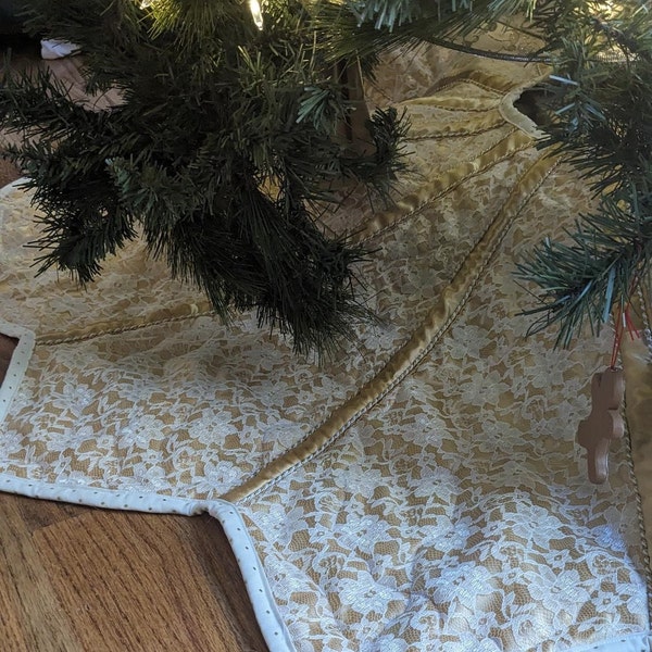 Elegant Christmas Tree Skirt in White and Silver and Loaded With Trims ...