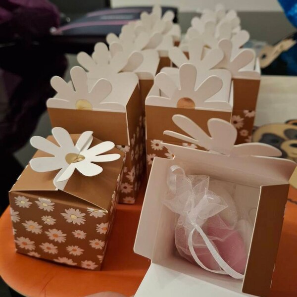 DIY Large Ice Cream Truck Balloon Sculpture, Too Sweet Balloon Stack ...