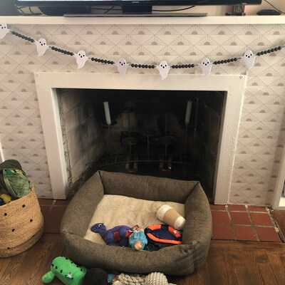 Halloween Felt Ghosts and Black Wood Beads Garland for Fireplace Mantel / Spooky Wall Home Decor ...