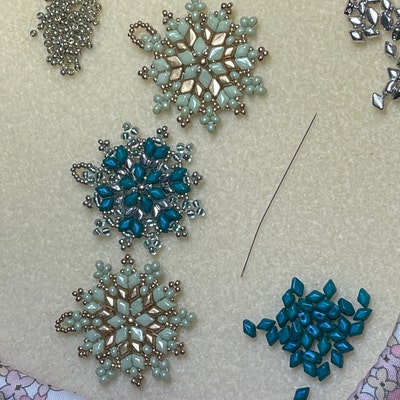Gemduo Mini Snowflake Beaded Ornament, Pendant or Earrings Tutorial by ...