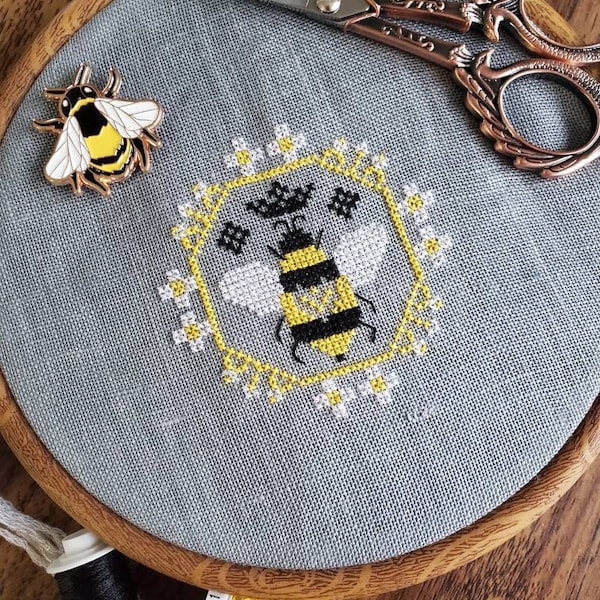 Quirky Quaker Queen Bee - PDF Pattern - Garden Delights - Darling ...