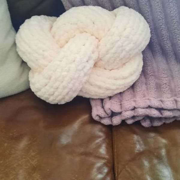 Knot Pillow Pattern • Beginner DIY Video Tutorial + PDF • Finger Knit ...