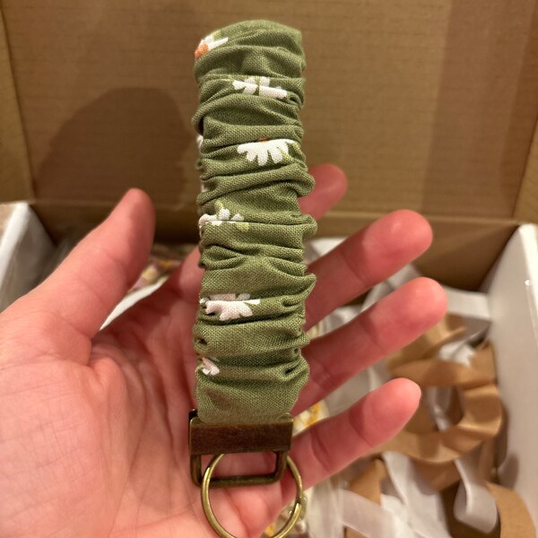 Scrunchie Keychain Wristlet, Key Fob Keychain, Scrunchie Keychain ...