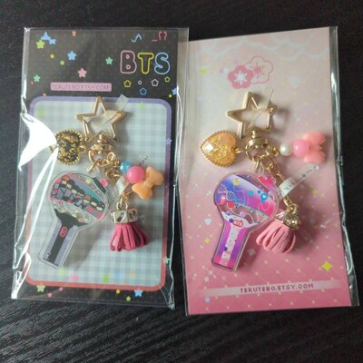 LOONA Keychain / Loona Lightstick Keychain random Moon Charm - Etsy