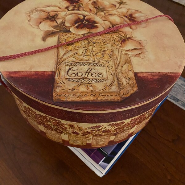 Vintg OVAL HAT BOX Oval Hat Box With Lid Faded Wallpaper Hat Box in Tan ...