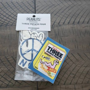 Three Potato Four X Peanuts® Snoopy Doghouse Flower Patch Keychain - Etsy