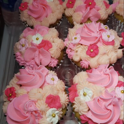 150 Royal Icing Flowers 50 White, 50 Pink, 50 Hot Pink Approx.size 1/2 ...