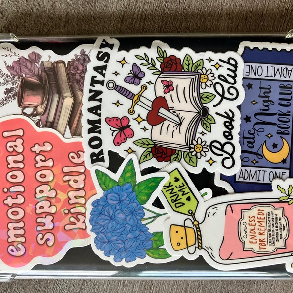 Romantasy Book Club Sticker, Romance Fantasy Reader, Cute Bookish ...