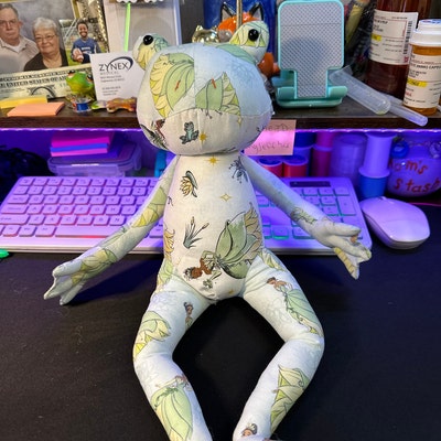 Stuffed Frog PDF Sewing Pattern & Tutorial Stuffed Animals Plush Toys ...