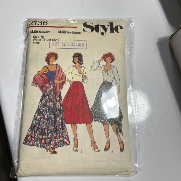 Simplicity 5500 00s Top With Halter Neck and Gathered Bust, Ruffled or ...
