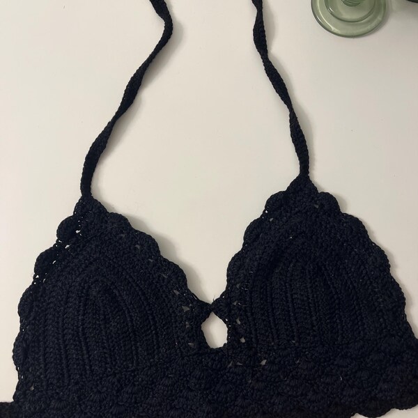 Top au crochet avec décolleté en dentelle au crochet. Souligne joliment ...