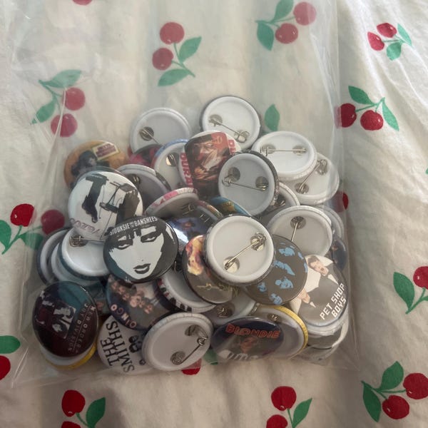 ELVIS PRESLEY 50s 60s 70s Music Pinback Buttons Lot of 30 Pins Classic ...