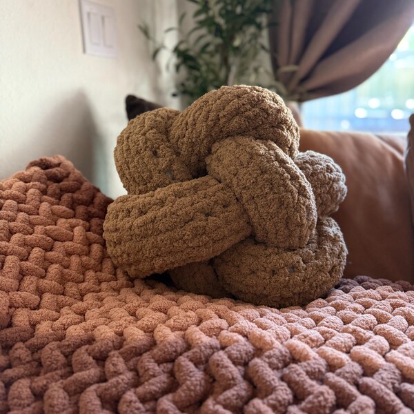 Knot Pillow Pattern • Beginner DIY Video Tutorial + PDF • Finger Knit ...