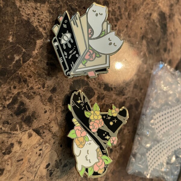 Witchy Ghost Cat (black) - Glow in the Dark Enamel Pin - Etsy