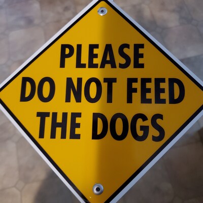 Please Do Not Feed the Dogs Aluminum Dog Sign or Vinyl Sticker - Etsy