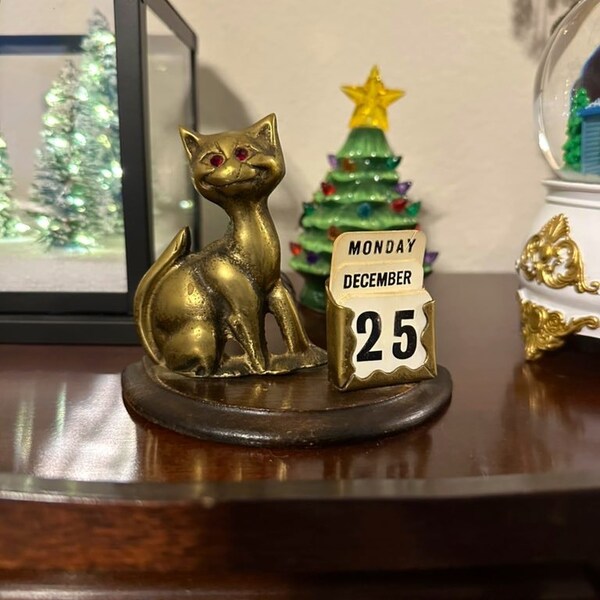 Vintage Perpetual Calendar Triangular Shape Brassy Metal Desk Calendar ...