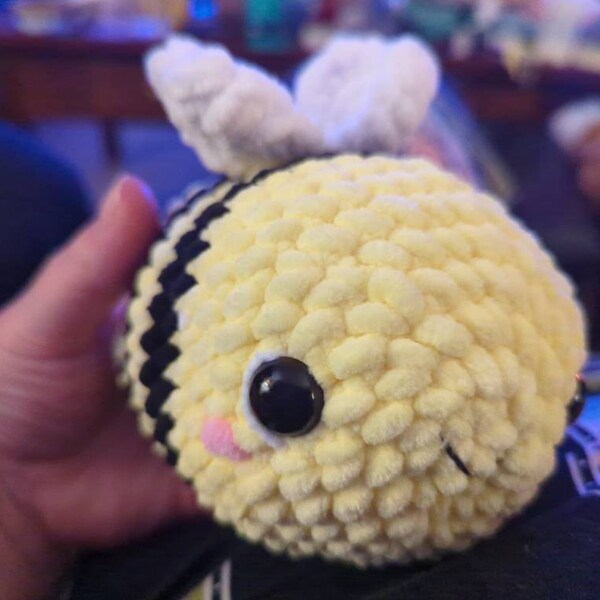 Crochet Bumblebee PDF Pattern Regular and Love Themed Bee - Etsy