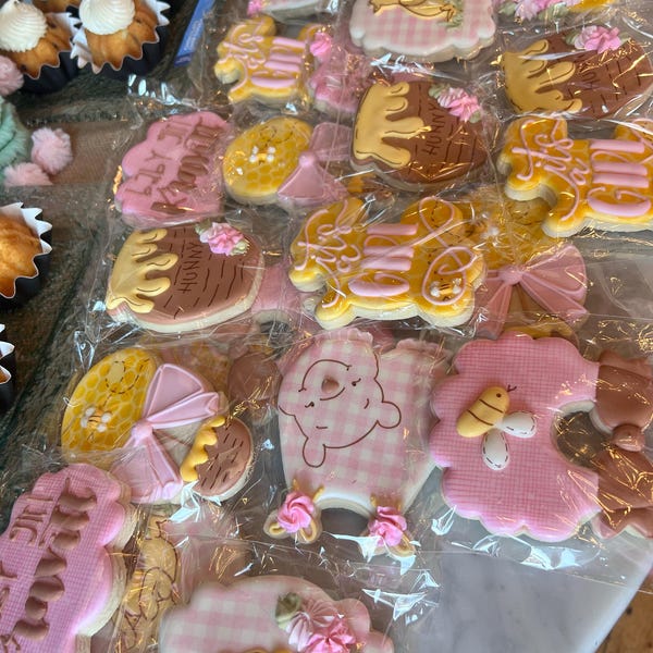 Winnie the Pooh Baby Shower Cookies / Classic Winnie the Pooh Cookies ...