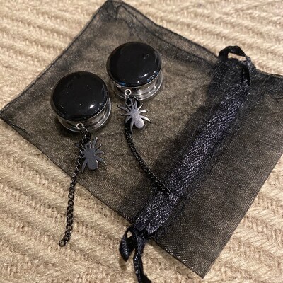 Black Spider Plugs /8g ,6g ,4g ,2g ,0g ,00g ,1/2, 9/16 , 5/8 ,11/16 ,3/ ...