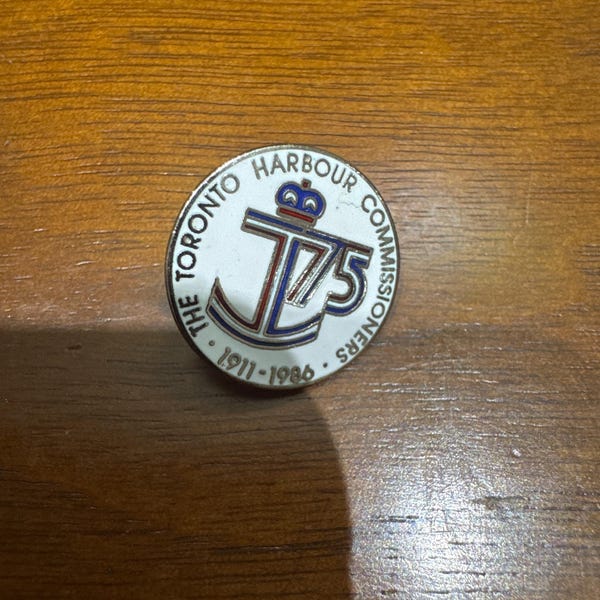 Violin MMA Dark Red Metropolitan Museum of Art Gold Toned Pin 1985 ...