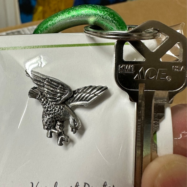 Falcon Lapel Pin - CC168- Falcon, Hawk, Eagle, Peregrine Falcon ...