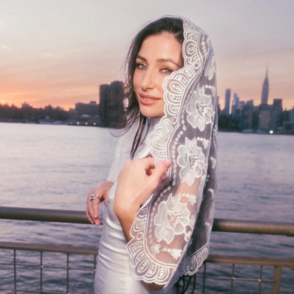 White Lace Mantilla Veil, Short Chapel Veil, Spanish Style Wedding Head ...