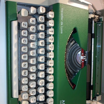 Olivetti Pluma 22 / Lettera 22 Vintage Typewriter New Ribbon Black ...