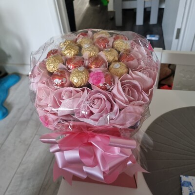Ferrero Rocher & Lindt Lindor Pink Chocolate Bouquet Sweet Gift Hamper ...