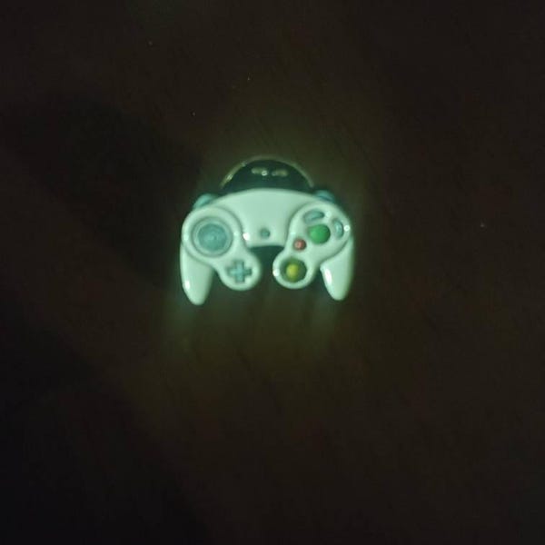 Nintendo Gamecube Controller Enamel Lapel Pin in 6 Colors - Super Smash ...