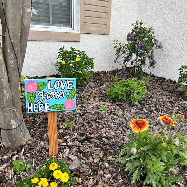Flower Garden Sign, Love Grows Here Wood Sign, Gardener Gift,garden ...