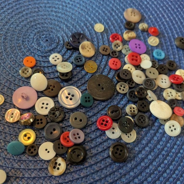 Mixed Lot of 100 Buttons New, Used and Vintage, Various Sizes & Types ...