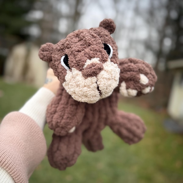 MAMA & MINI Arlo Otter / Full Video Tutorial / Hand Knit Otter Snuggler ...