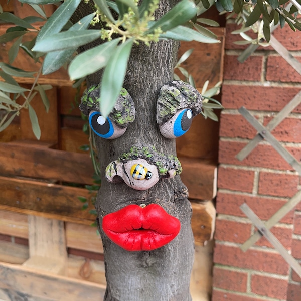 Funny Faces for Trees With Blue Eyes and Red Lips. Lady Face Sculpture ...
