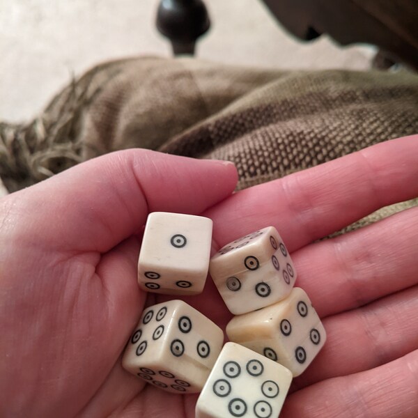 UNIQUE Pip Design Large Medieval Bone Dice Set (qty 5) - Mat Cauthon's ...