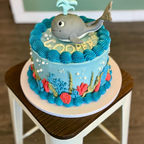 Royal Crown With Golden Touchroyal Crown Made Fondant for Cupcakes ...