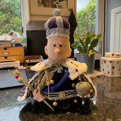 HM Queen Elizabeth II and Paddington Double Tea Cosy Knitting Pattern ...